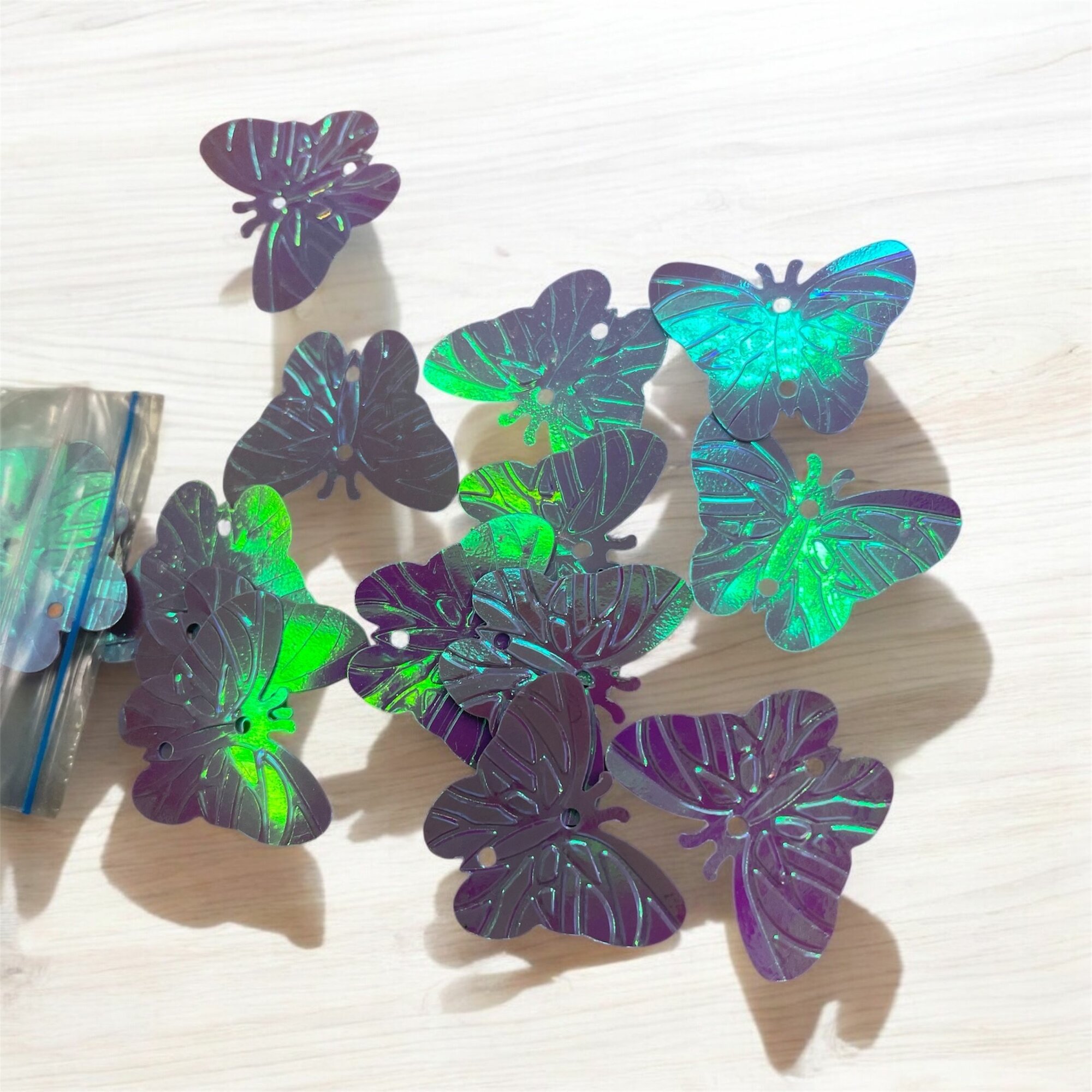 Пайетки для творчества и рукоделия, пришивные. Бабочки. Сиреневые с голографией 2см-30шт