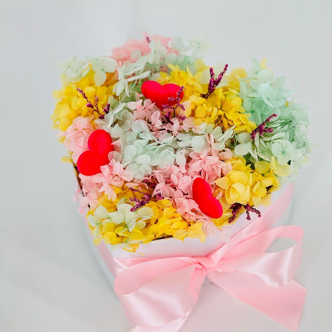 Сердце со стабилизированной гортензией. коробочка с цветами на 14 февраля для любимой девушки