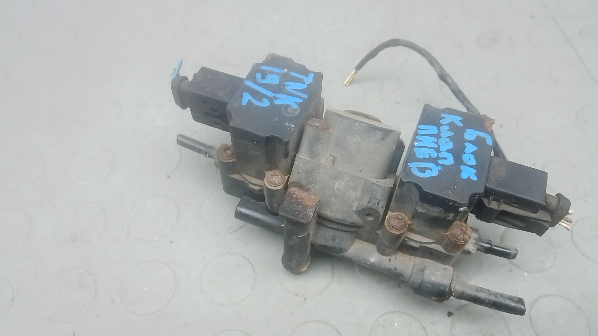 Клапан пневмоподвески LAND ROVER EVOQUE 1