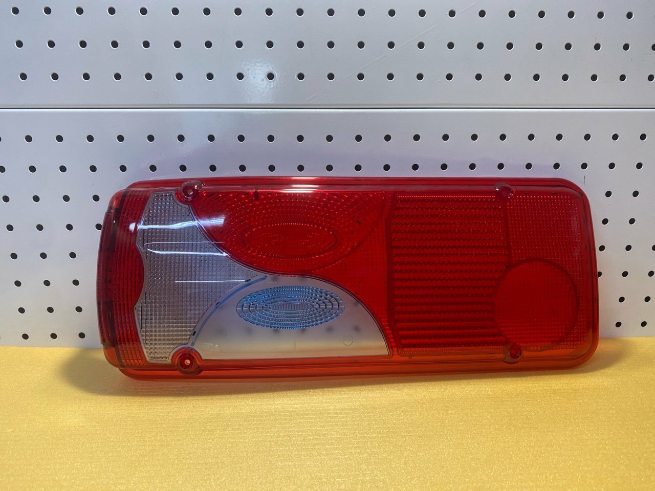 Cтекло заднего фонаря МАН Фольксваген Крафтер (MAN VW) левое