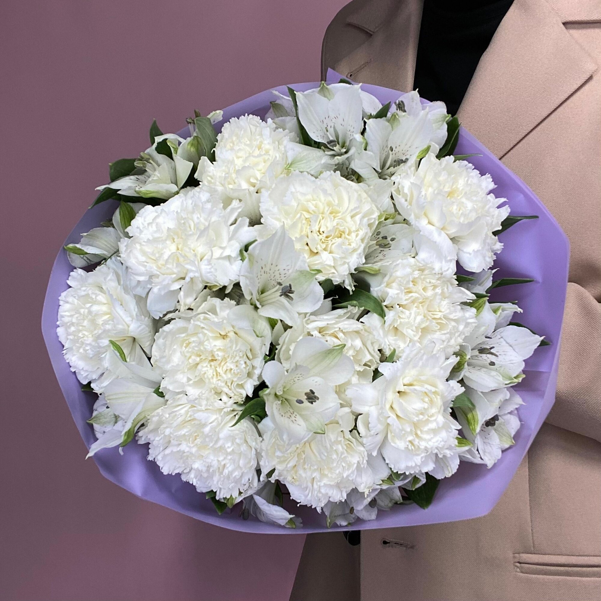 Белоснежный букет (диантусы 11 шт, альстромерии 10 шт.), высота букета 50 см