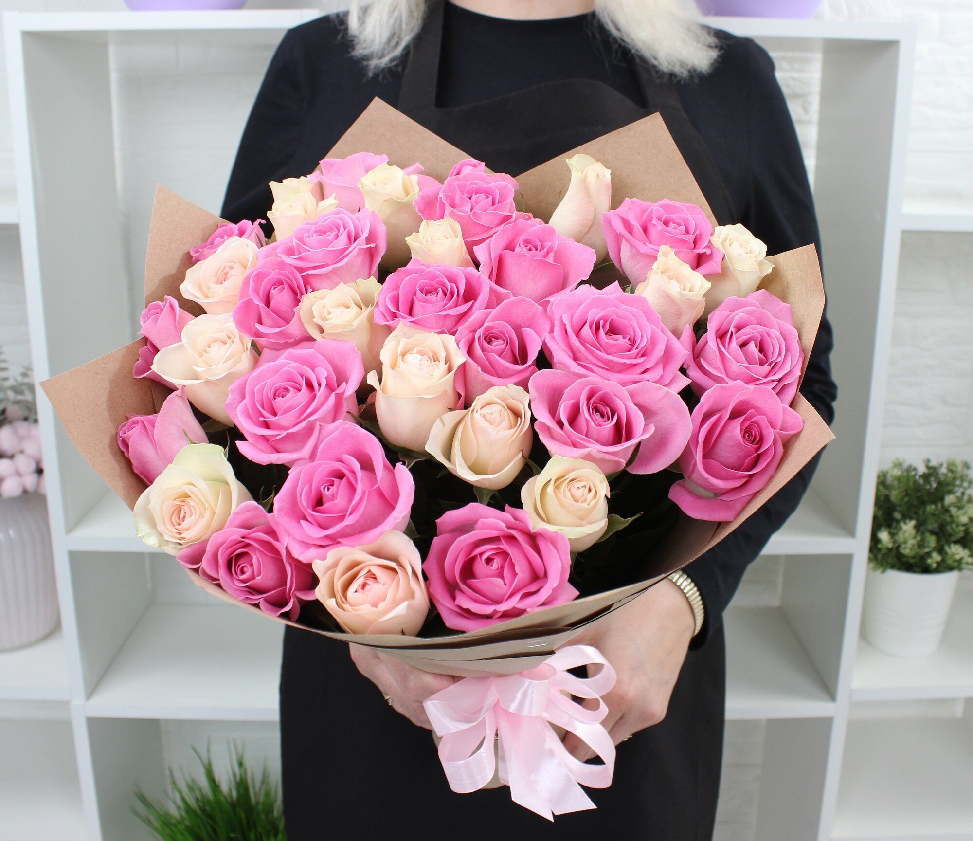 Монобукет THE FLOREAL розовая и кремовая роза 35 штук, высота 40 см, с бантом