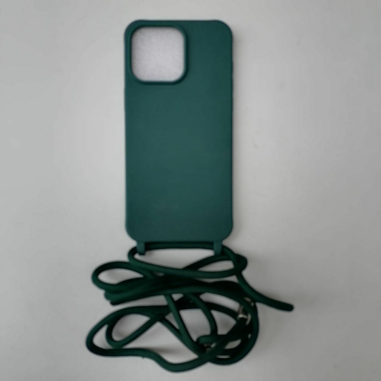 Чехол-накладка темно-зеленого цвета для IPhone 12 Pro Max из высокого качества силикона и веревкой-цепочкой на шею.