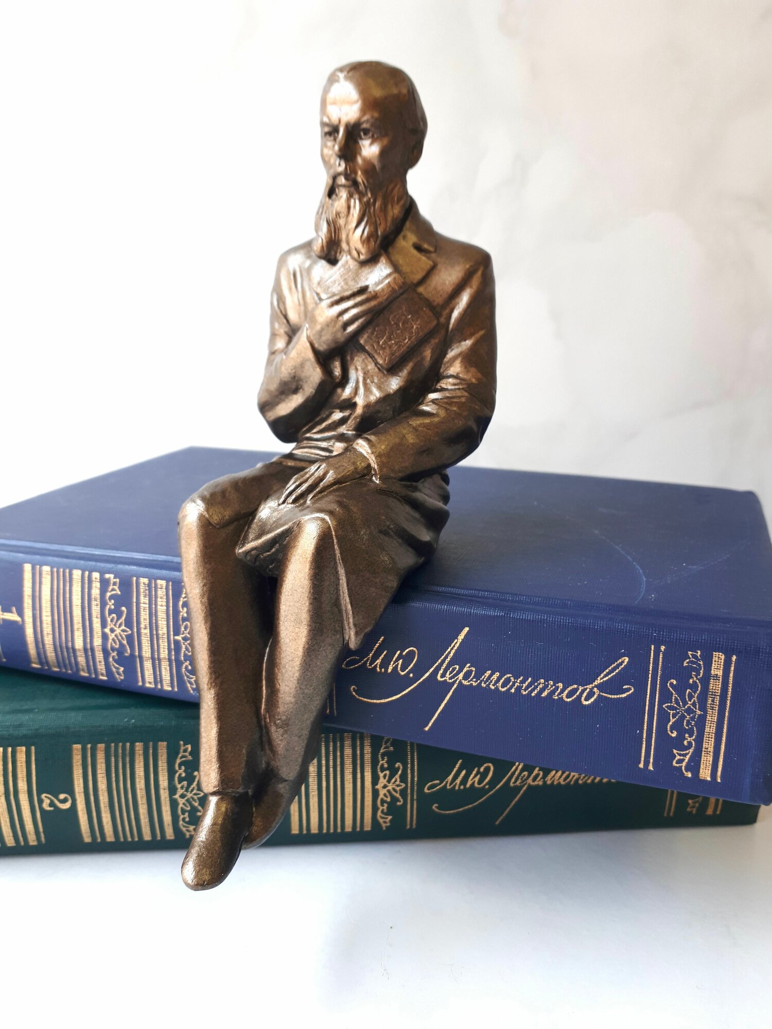 Статуэтка Достоевский на книжную полку. Высота 16см. Гипс.