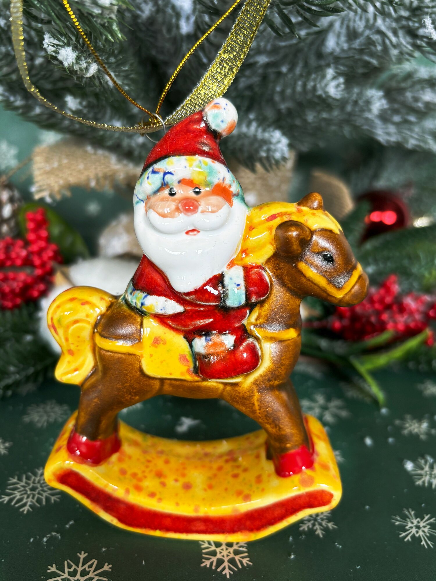 Елочная игрушка "Лошадка-качалка с Дедом Морозом", ручная роспись, фарфор, символ 2026