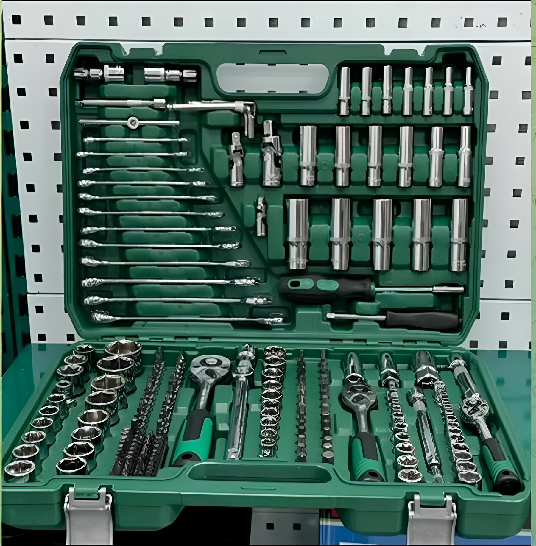 Набор инструментов для автомобиля профессиональный SADAmax на 219 предметов в кейсе