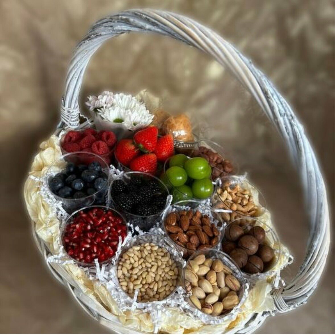 Фруктовая с цветами ягодами и орехами