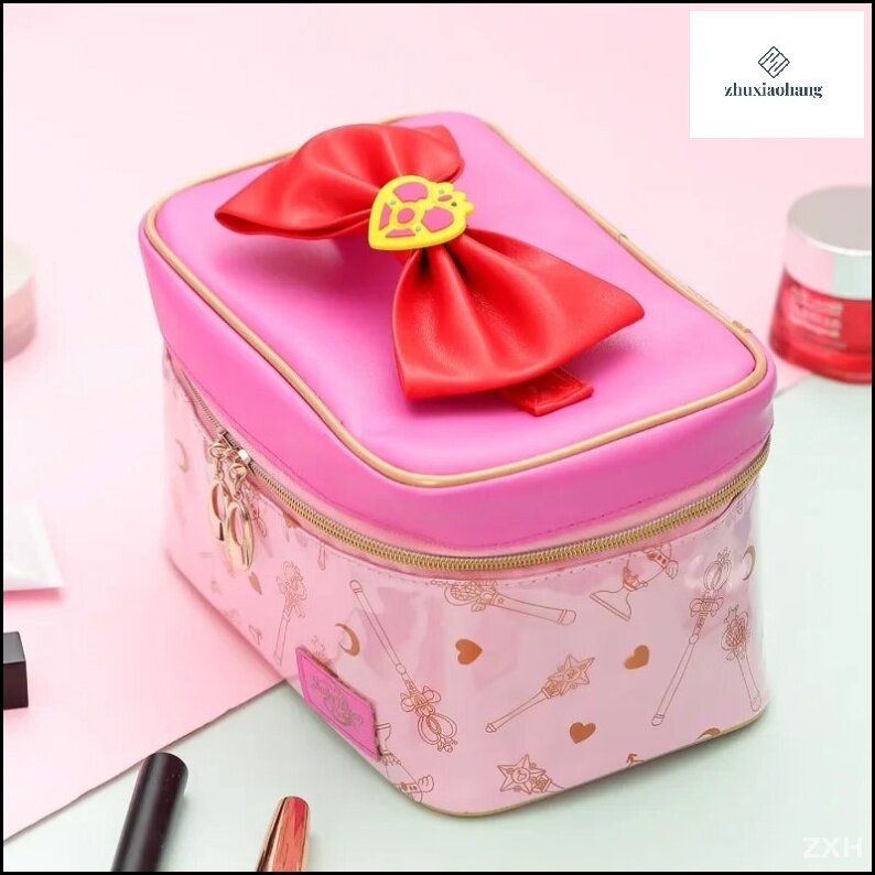 Эксклюзивная косметичкаорганайзер унисекс в розовом цвете, созданная как многофункциональная дорожная сумка для макияжа и туалетных принадлежностей из качественной искусственной кожи с принтом Сейлор Мун