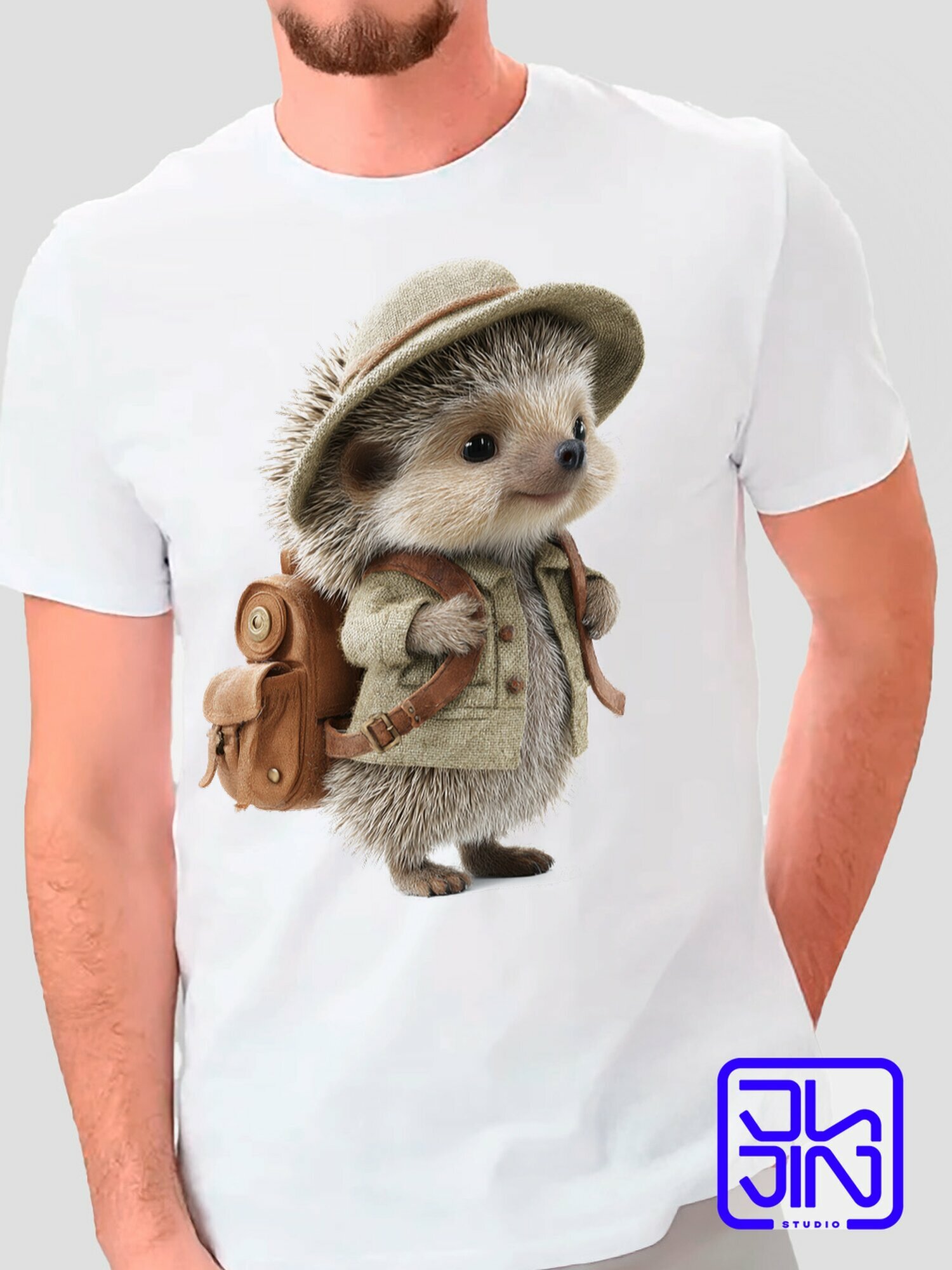 Футболка классическая мужская с авторским принтом Веселый серый ежик в пепельной шляпе с креативным рюкзаком на спине, белый хлопковый трикотаж с прикольным рисунком на груди