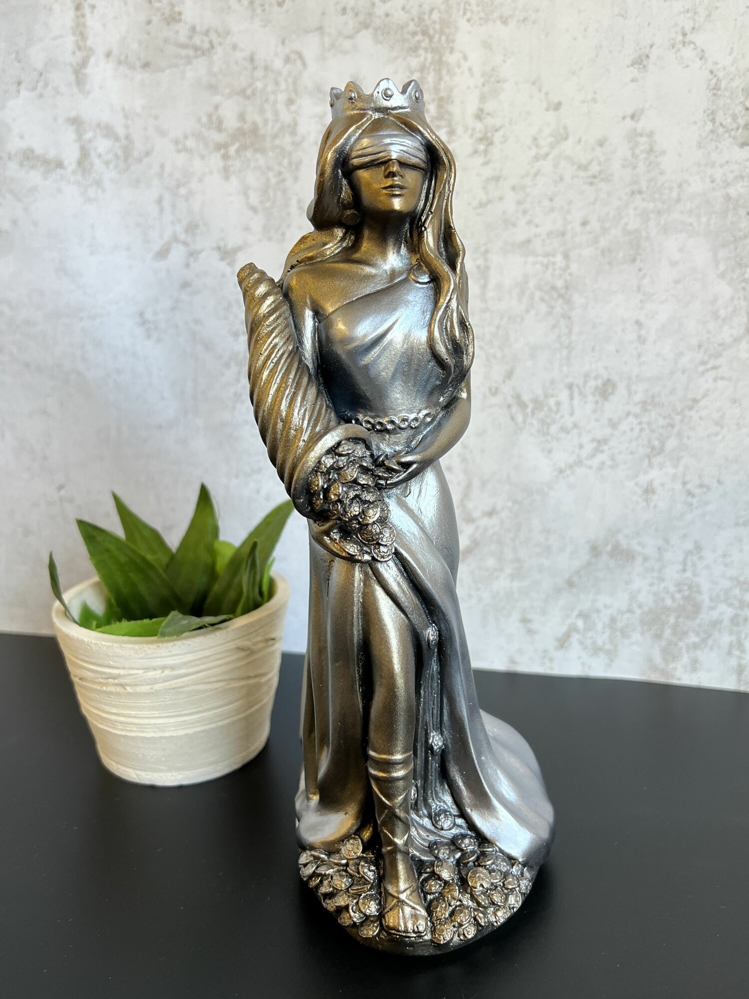 Статуэтка Фортуна богиня удачи. Гипс. Высота 24см Цвет серебро с бронзой