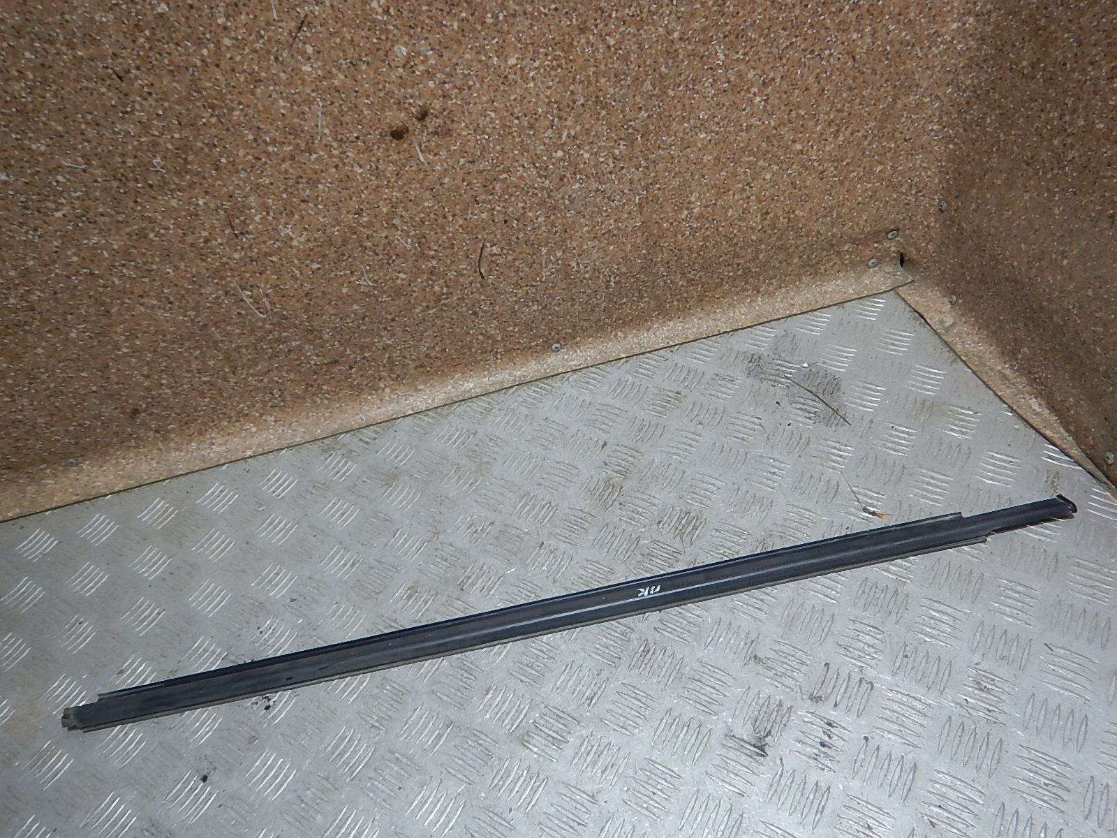 Б/У Накладка стекла переднего правого, ВАЗ (VAZ)-LADA GRANTA (гранта) FL (18-) LADA GRANTA (Гранта) FL (18-) Мелкие цара...