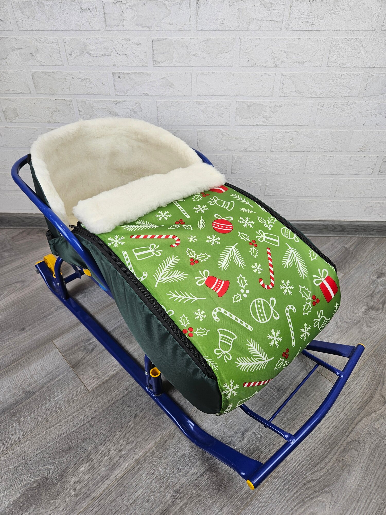 Матрасик для санок меховой 3 в 1 Ёлочные игрушки бок темно-зеленый мех белый