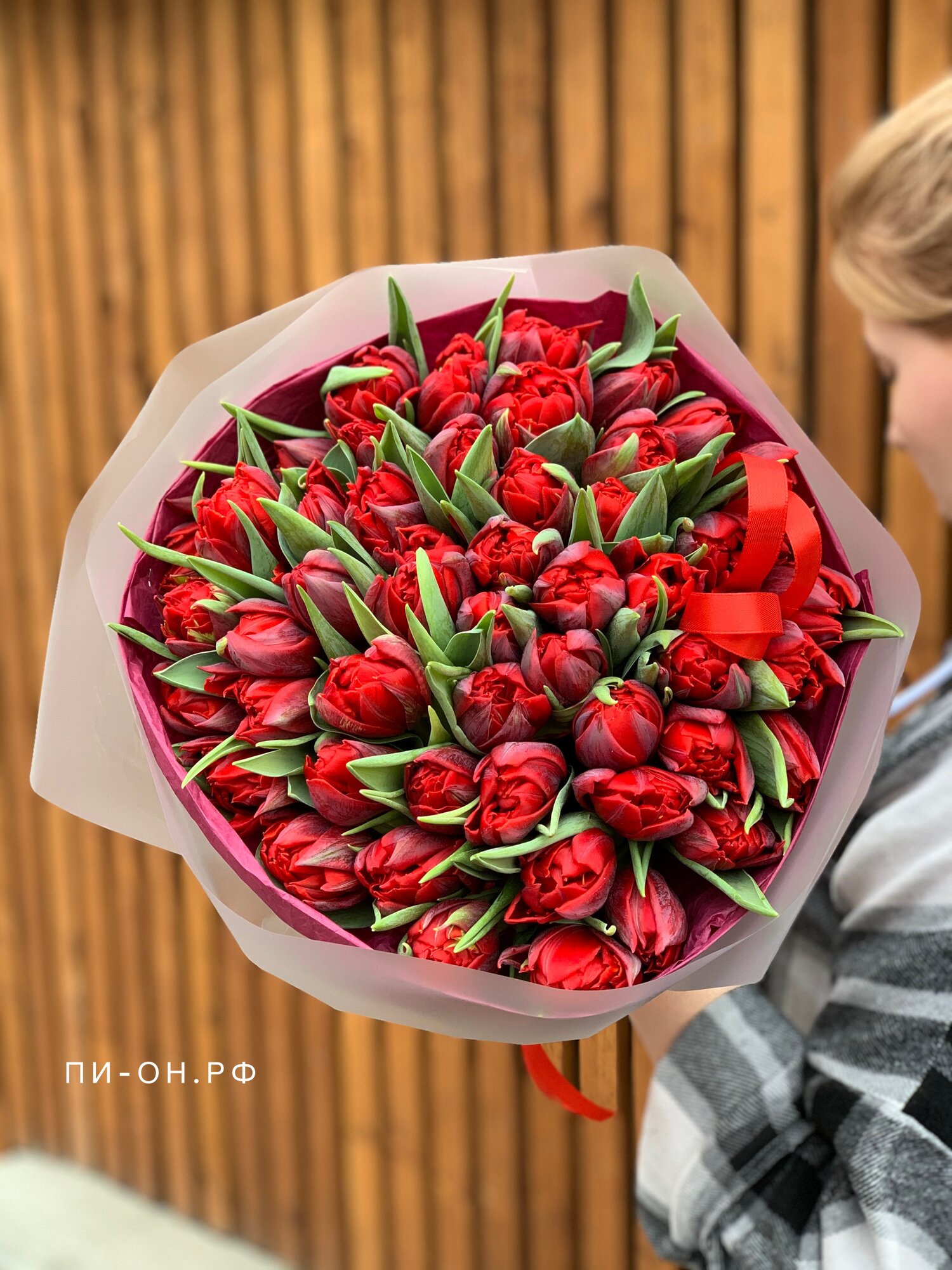 Яркий букет живых цветов из ароматных тюльпанов, цвет красный, пионовидные, 51 шт, тюльпаны пионовидные