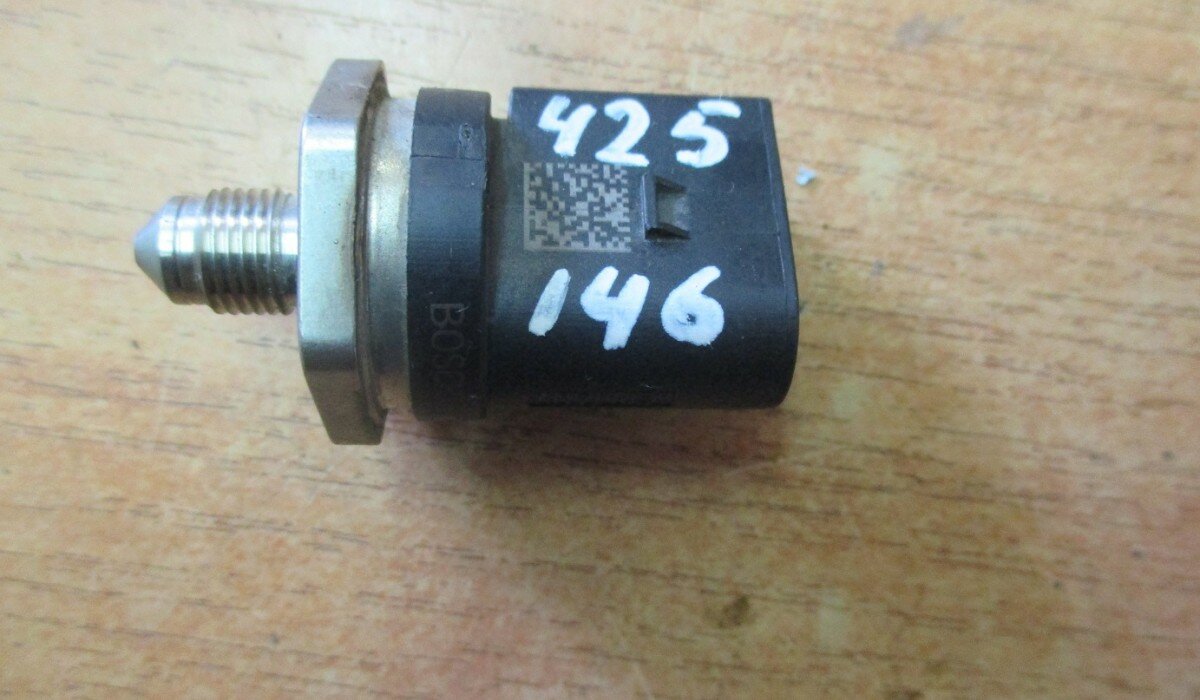 Датчик давления топлива A4 (B8) Audi 06J906051B