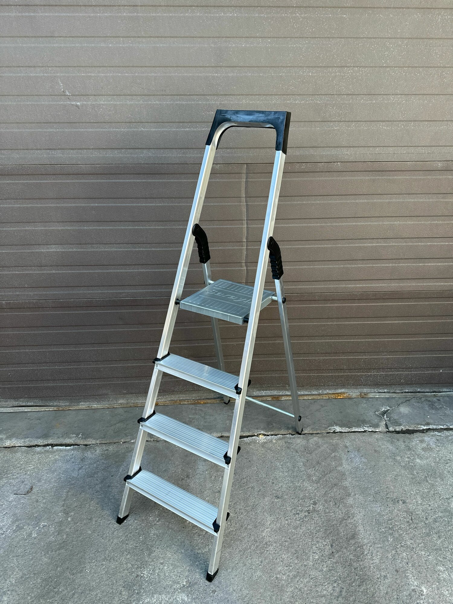 Стремянка алюминиевая c лотком Сарэйли 4 ступени (рабочая высота 2.80м)