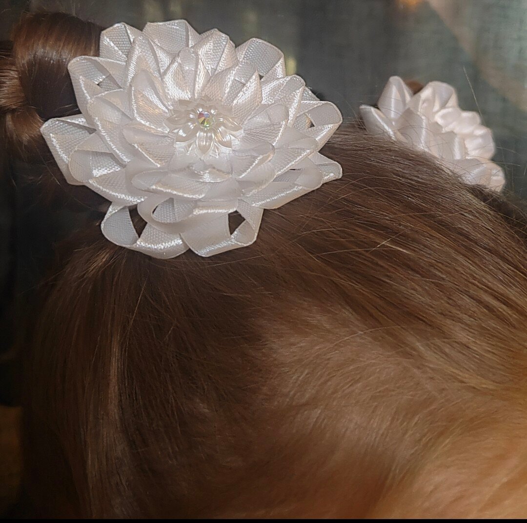 Белые банты для волос. Школа.1 сентября. Банты на резинке. Красивые банты. Ручная работа. 8*8 см. 1шт.