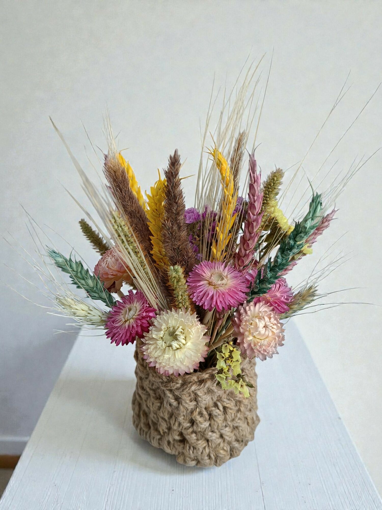 Сухоцветы в кашпо. Гелихризум, статица, злаки. Кашпо из джута.