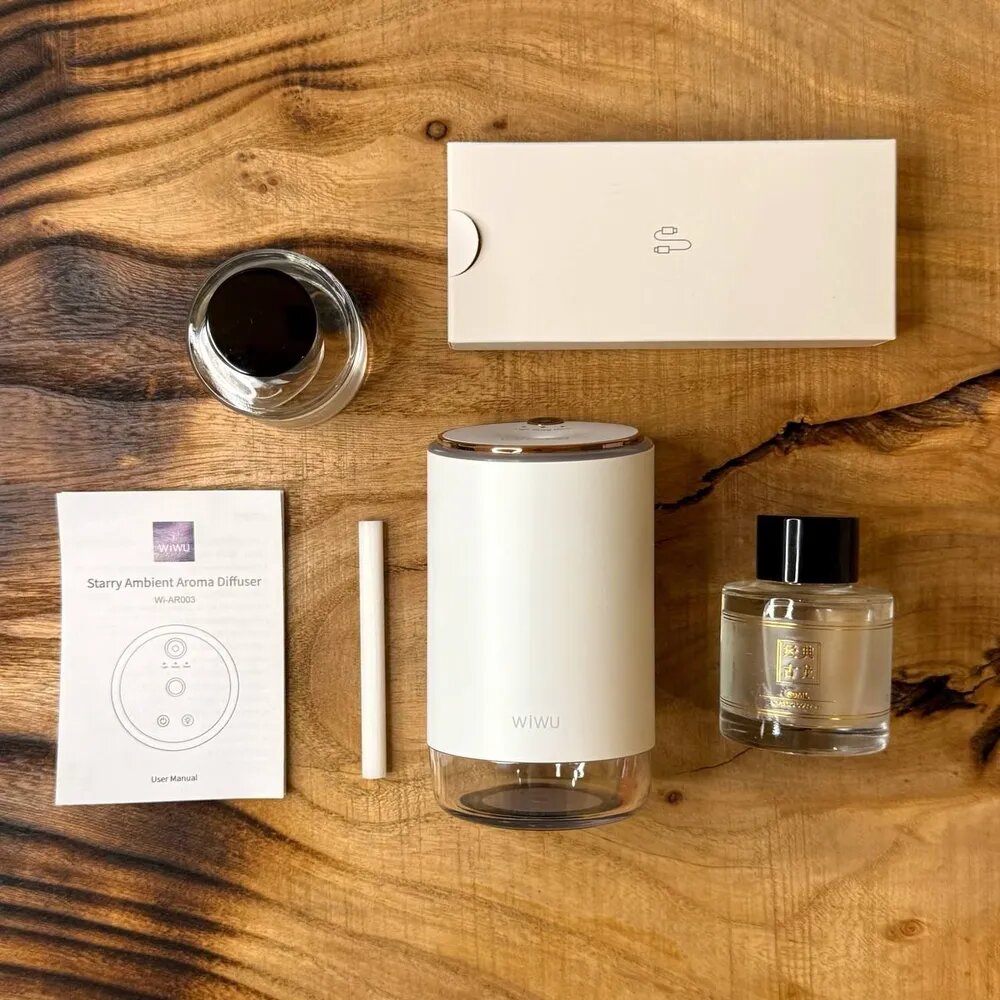 Автомобильный смарит ароматизатор с подсветкой / Wiwu Wi-AR003 / Белый + Древесно цветочный аромат 50мл