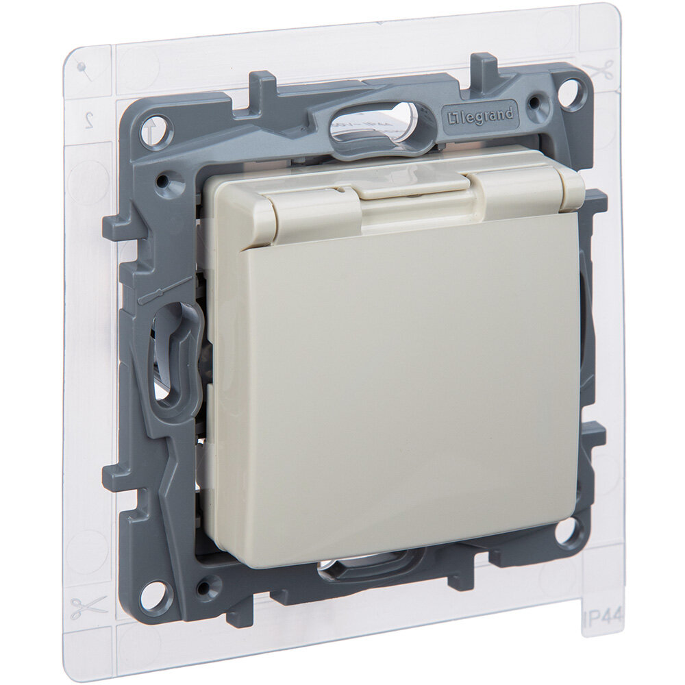 Розетка 1-местная с заземлением с защитными шторками и крышкой 16А IP44 слоновая кость ETIKA IEK 672326