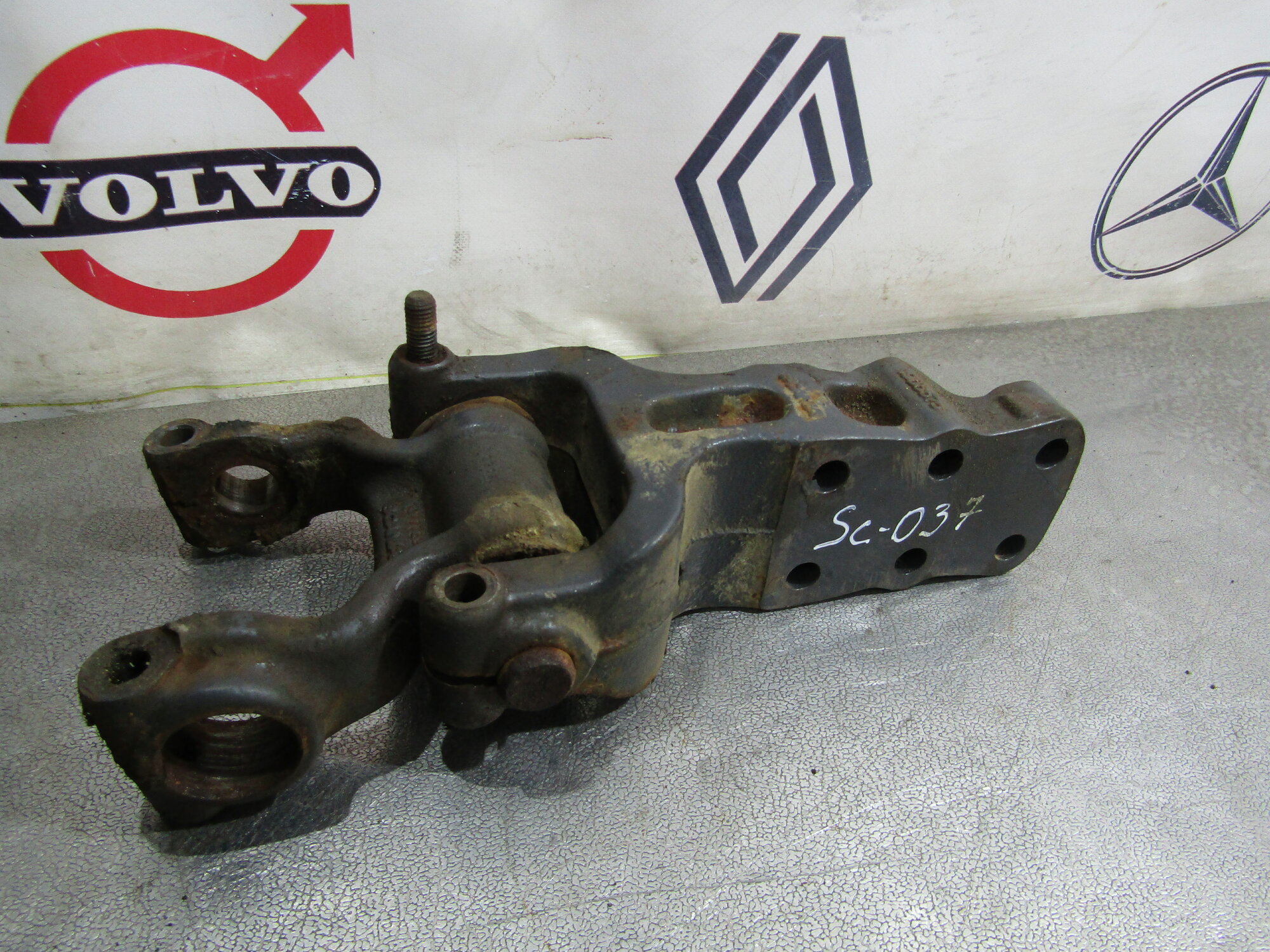 Кронштейн рессоры дополнительного переднего моста задний Scania P, R, G