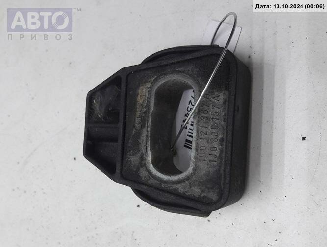 Кронштейн радиатора Volkswagen Bora