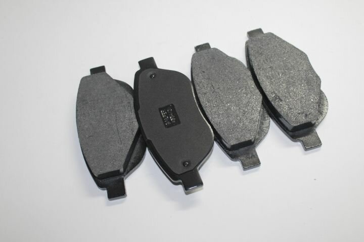 Колодки тормозные передние на GЕЕLY Еmgrand ЕС-7 (до 2016 г.) №1064001724 (Комплект 4 шт.)