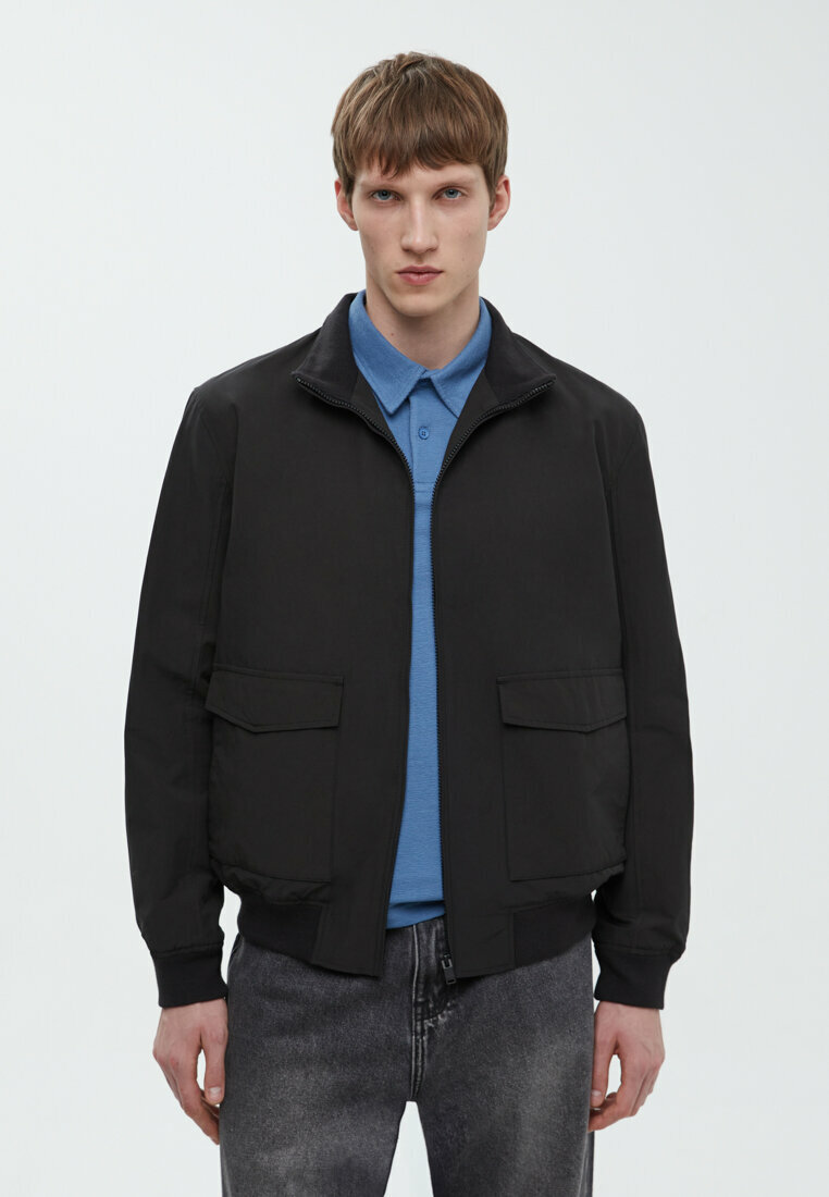 Ветровка с капюшоном