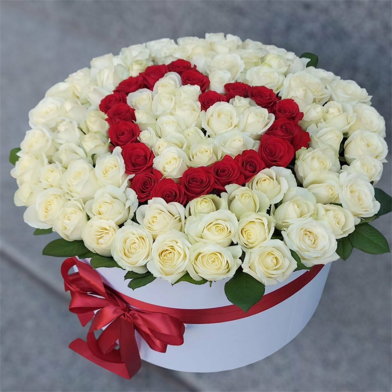 Букет из красных и белых роз 101 шт сердце в шляпной коробке, красивый букет цветов, шикарный, премиум цветы, премиум букет