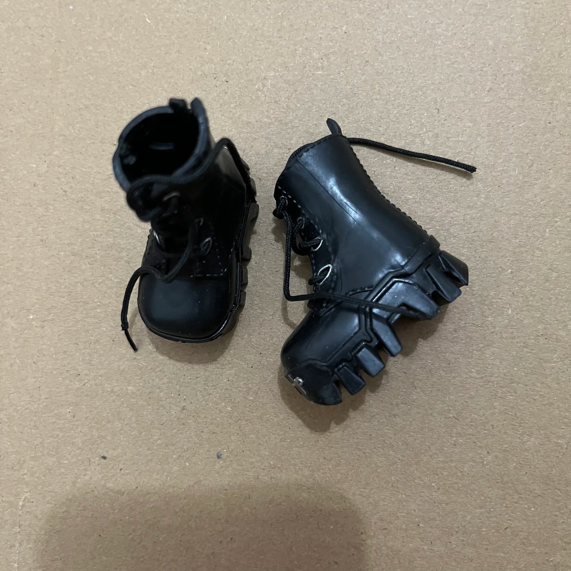 Радужная кукла Shadow High Черный, c-with scratch stain