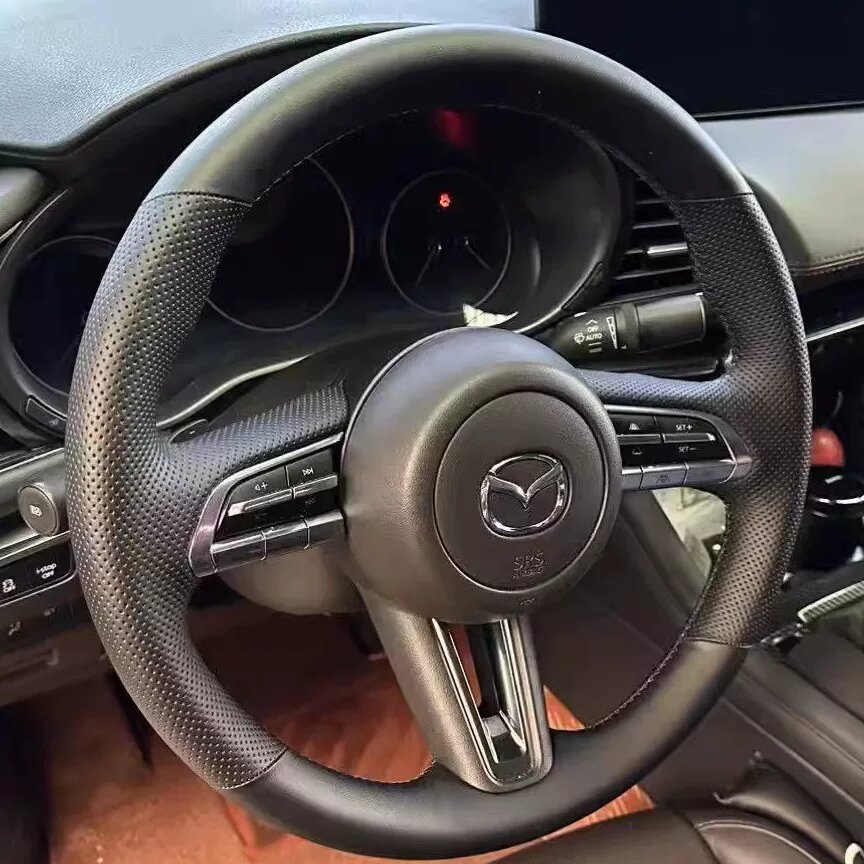 Кожаная накладка на руль для Mazda CX-30 2020-2024 черная с отверстиями и черной строчкой