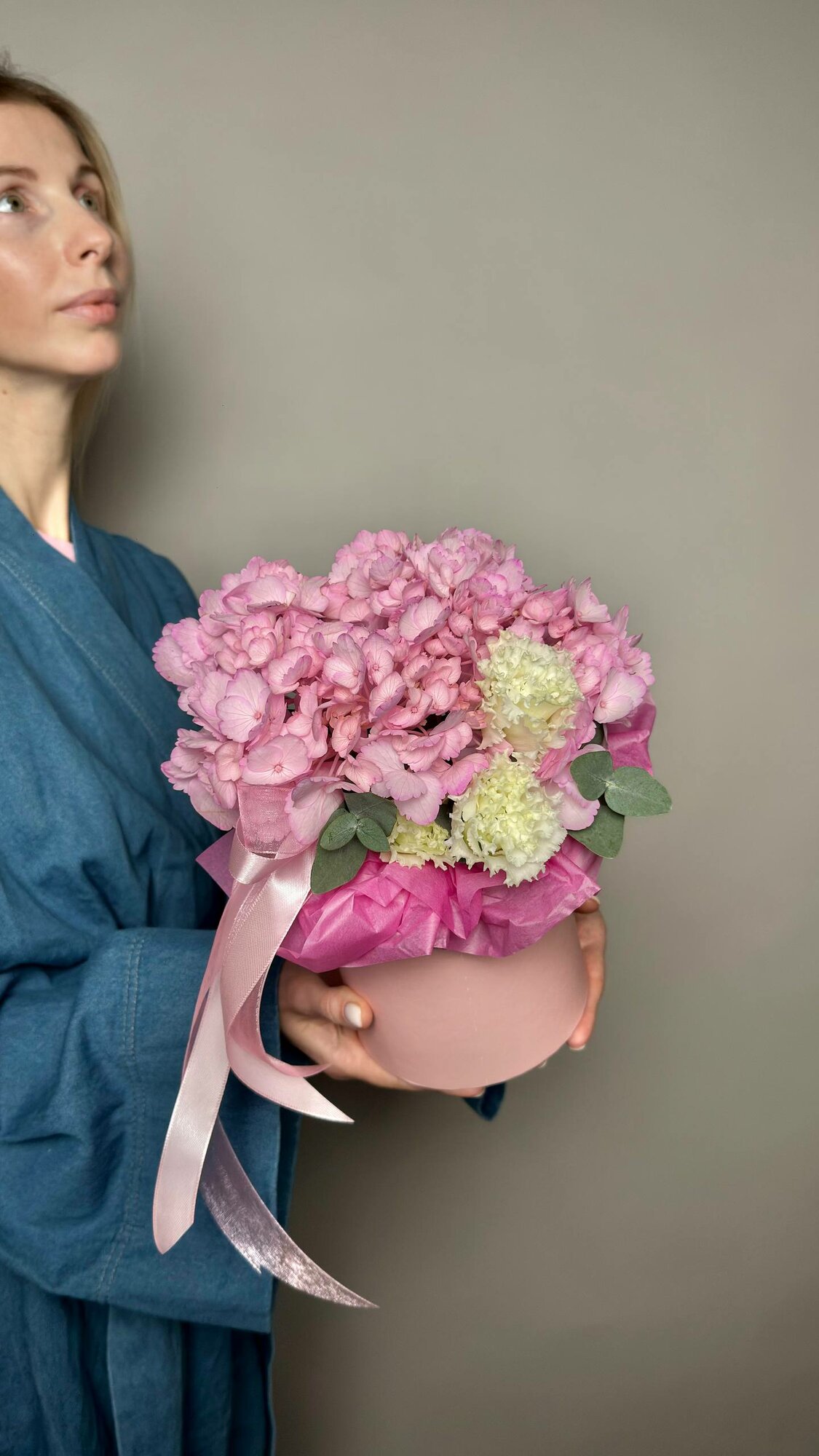 Коробочка с розовой гортензией, эустомой и эвкалиптом, на 14 февраля