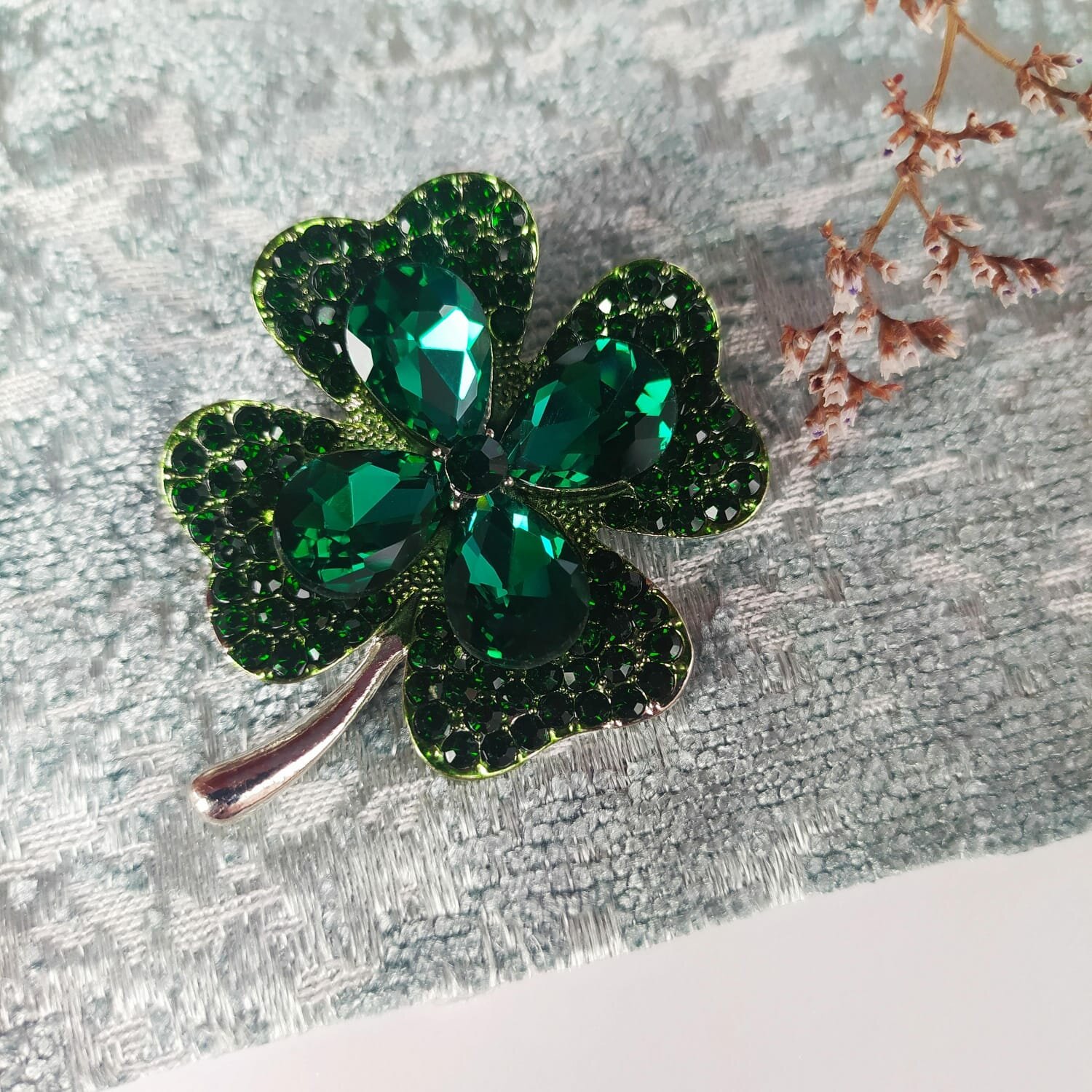 Брошь, стразы