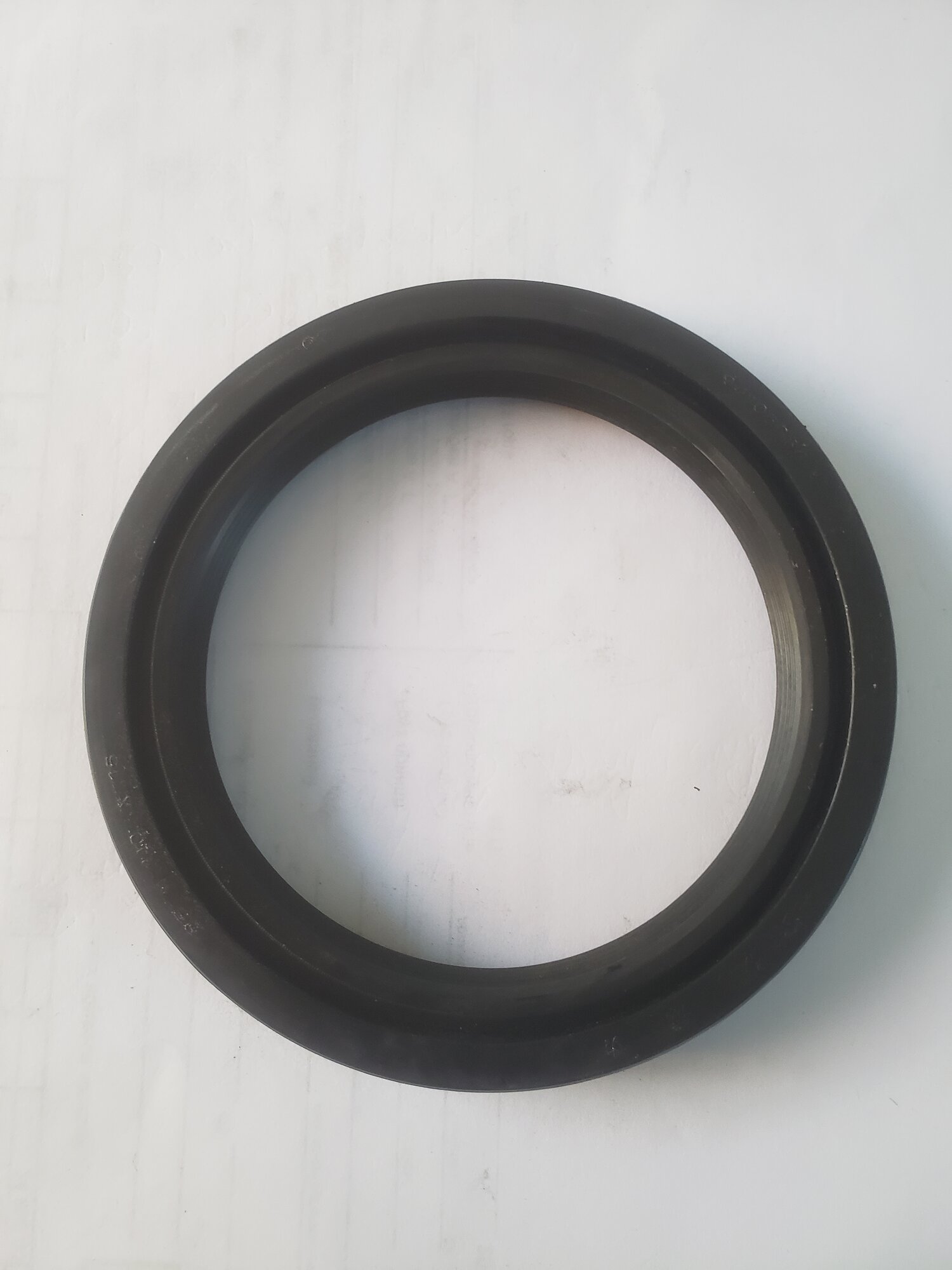 Сальник наружный задней ступицы Dong Feng 24T01090 (85*110*15) армированый