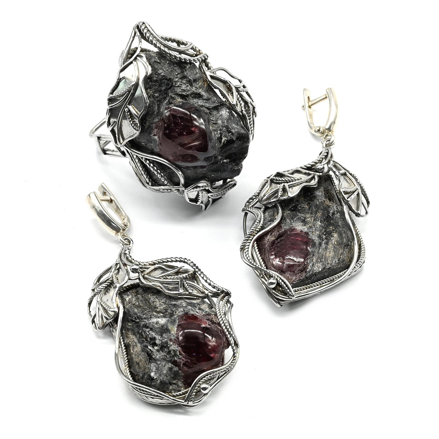 Комплект бижутерии: кольцо, серьги, гранат