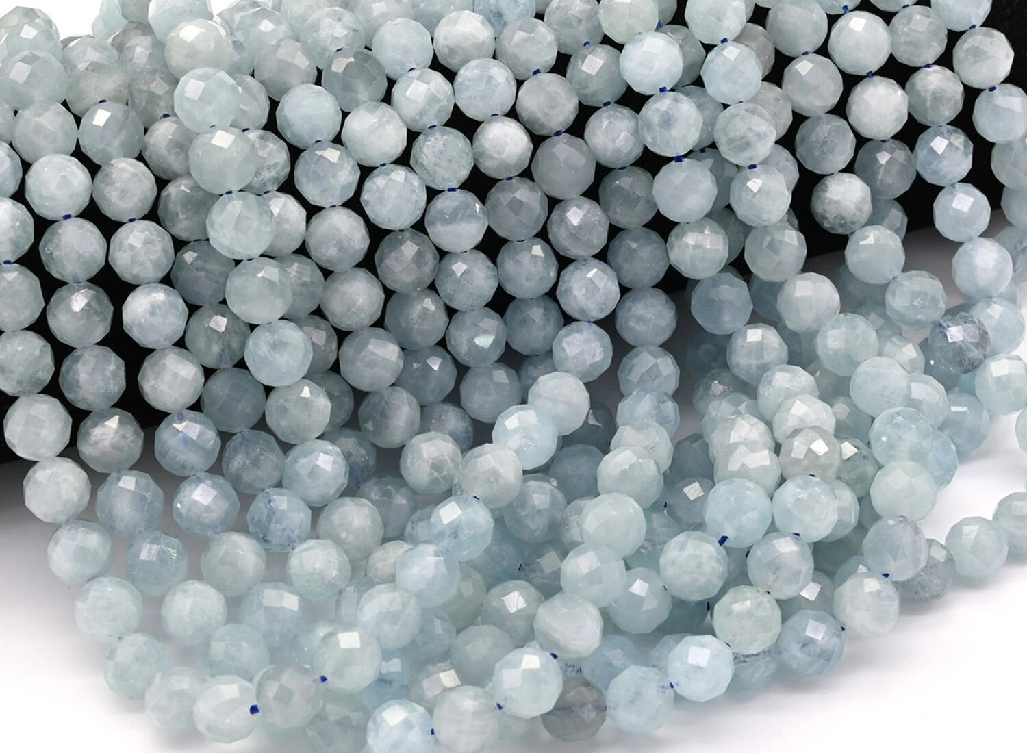 Бусины из аквамарина шарик гр.10мм, 39см, 40 бусин .