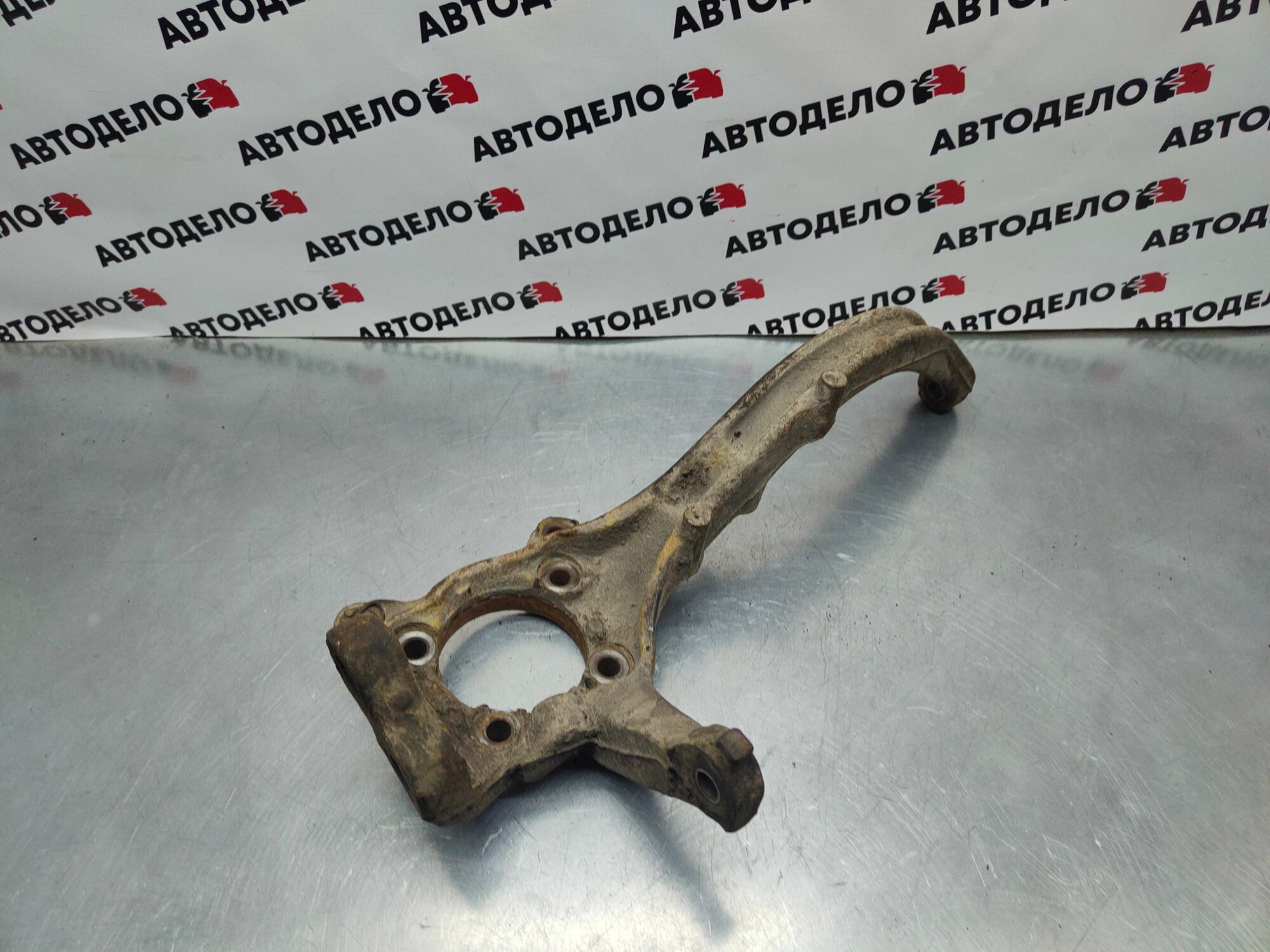 Кулак поворотный передний правый Mitsubishi Eterna