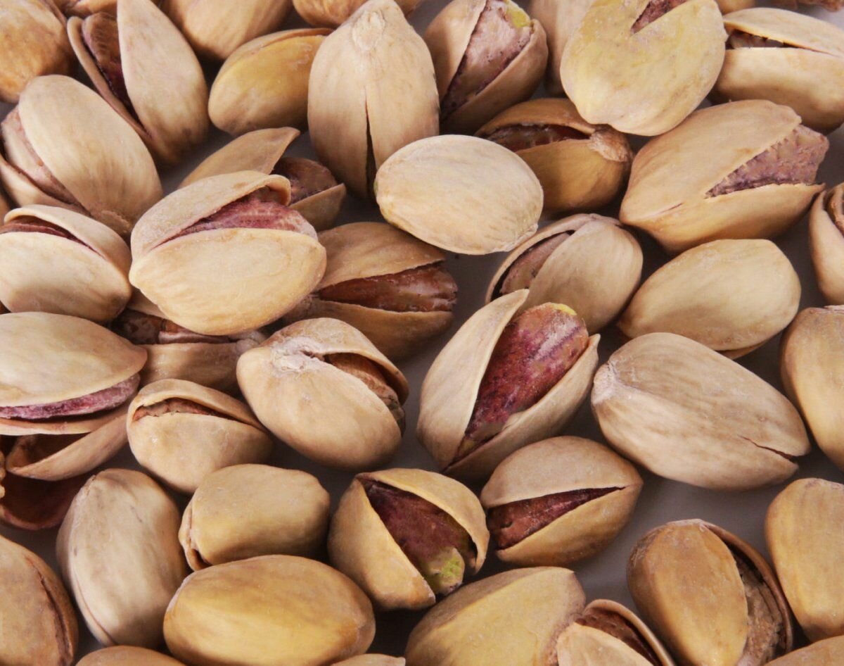 Фисташки жаренные с солью. орехи и сухофрукты .