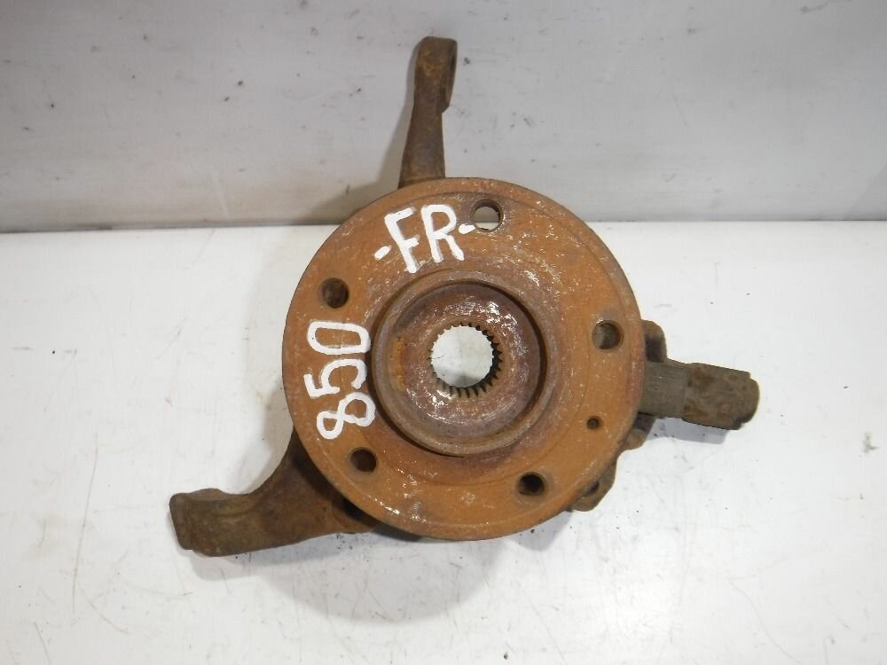 Кулак передний правый Volvo 850