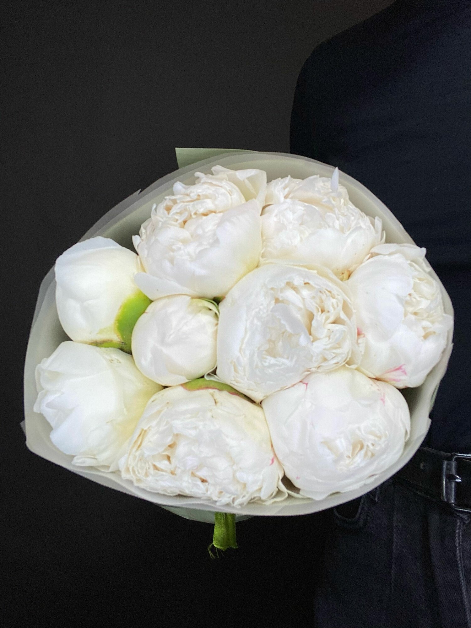 Букет белых пионов