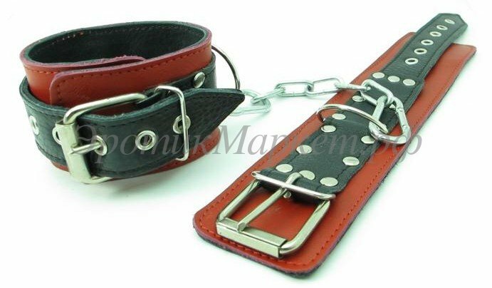 Наручники БДСМ Арсенал красные и черные из натуральной кожи и металла с регулируемым диаметром до 25 см