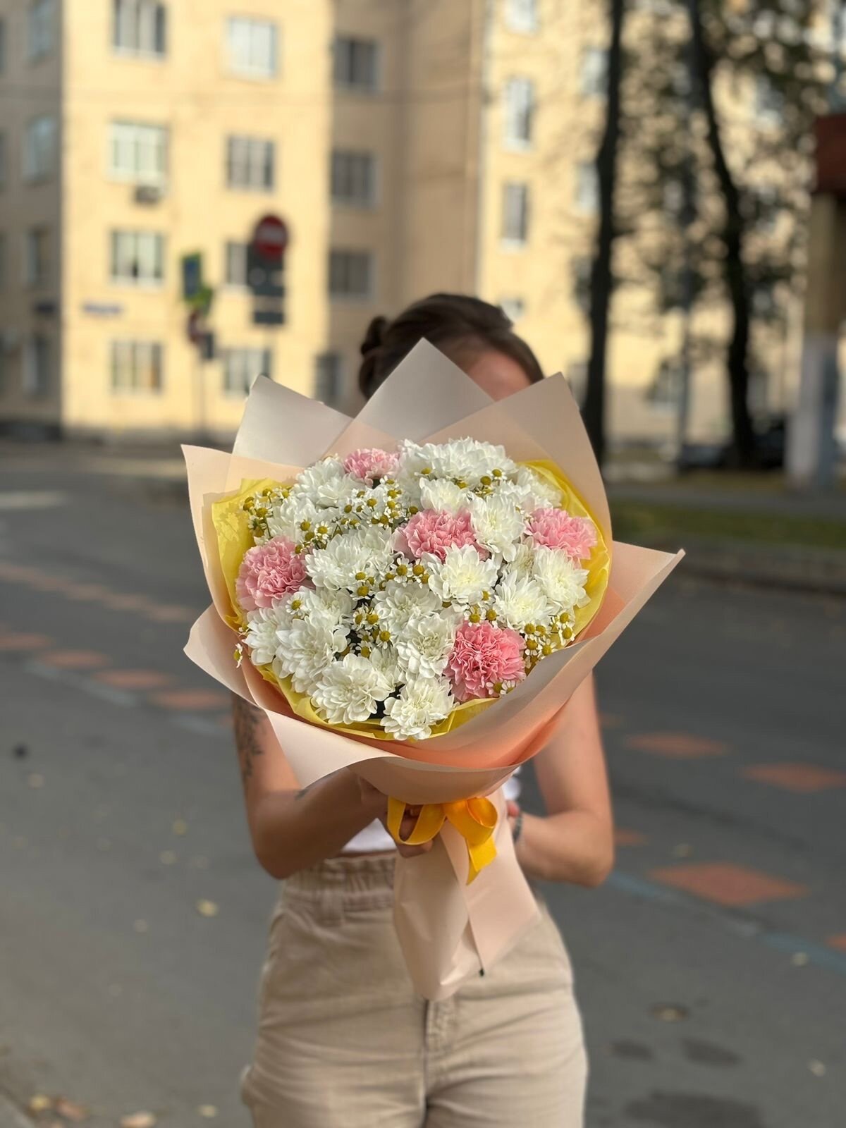 Сборный букет "Робкий поцелуй", хризантема/гвоздика/ромашка, кустовая, 15 цветов, 50 см