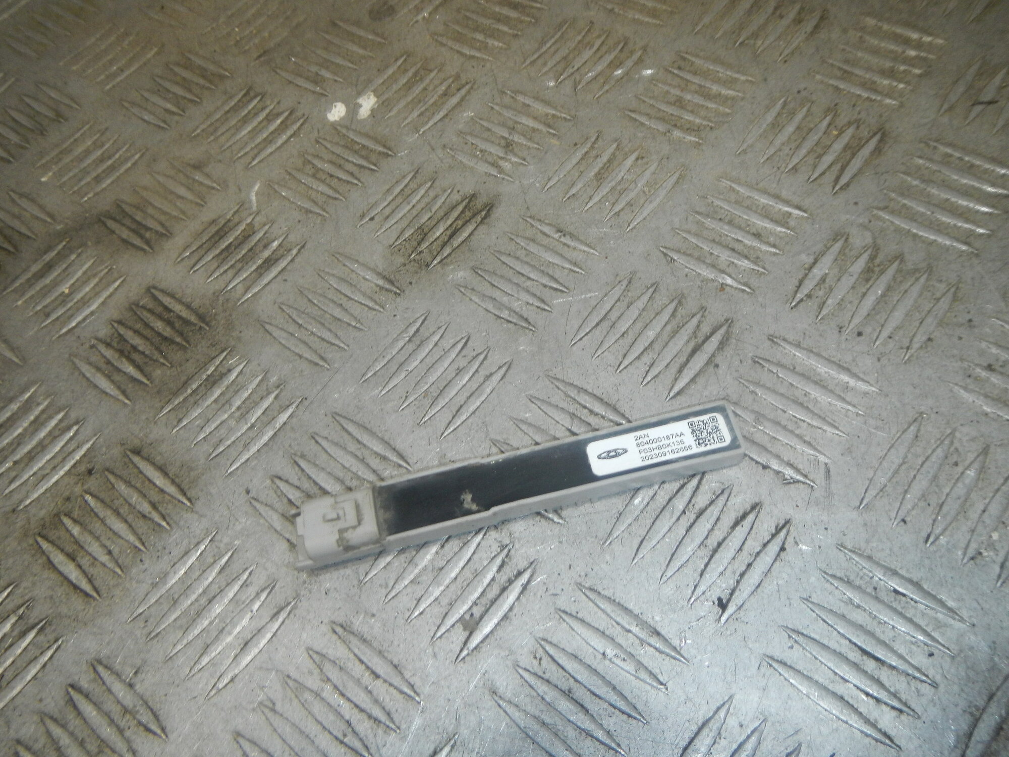 Б/У Антенна, EXEED (Эксид)-RX (23-) EXEED RX (23-) Сломано крепение, скол. 564739 EXEED арт. 804000187AA