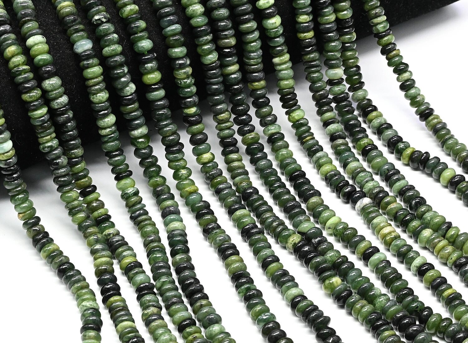 Бусины из нефрита рондель 6*3мм, 40см, 145 бусин .