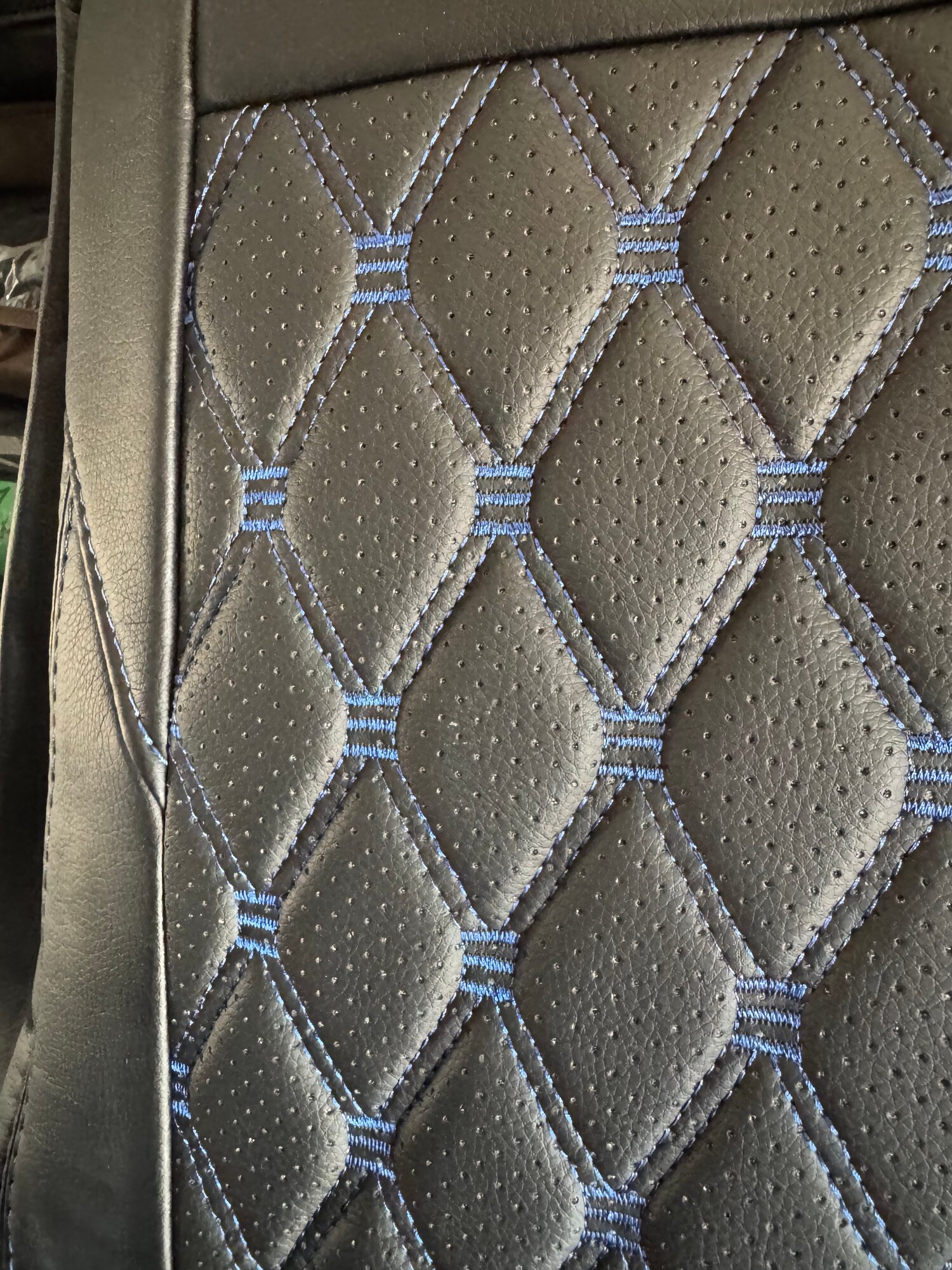 Комплект чехлов для LADA Priora 1 хэтчбек, ВАЗ 2112. Задняя спинка 40/60. Экокожа, ромб, черный, двойная синяя строчка.