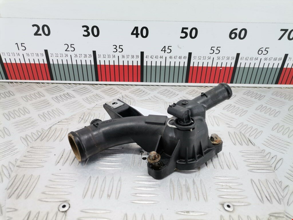 Фланец (штуцер системы охлаждения тройник) Opel Corsa D 55562048 арт. 1972417