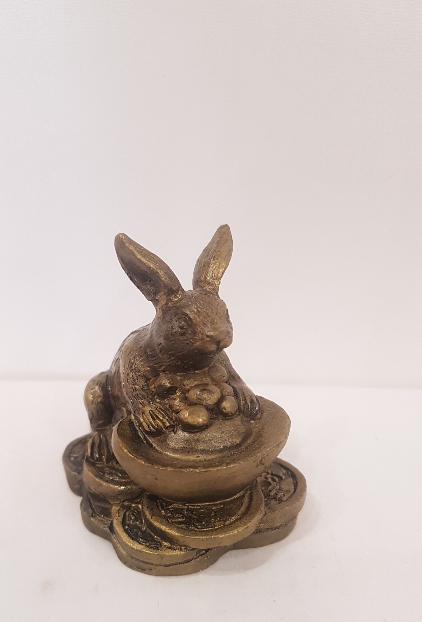 Фигурка декоративная "Кролик Золотой на денежках Фен-Шуй" 6х4х6см 1199А