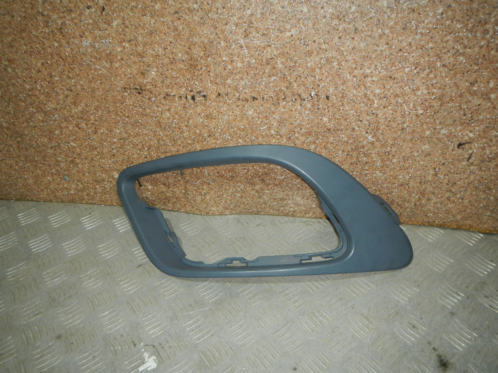 Б/У Рамка противотуманной фары левой, Renault (Рено)-FLUENCE (10-) RENAULT FLUENCE (10-) 13-,под покраску. Новая. 551292 ...