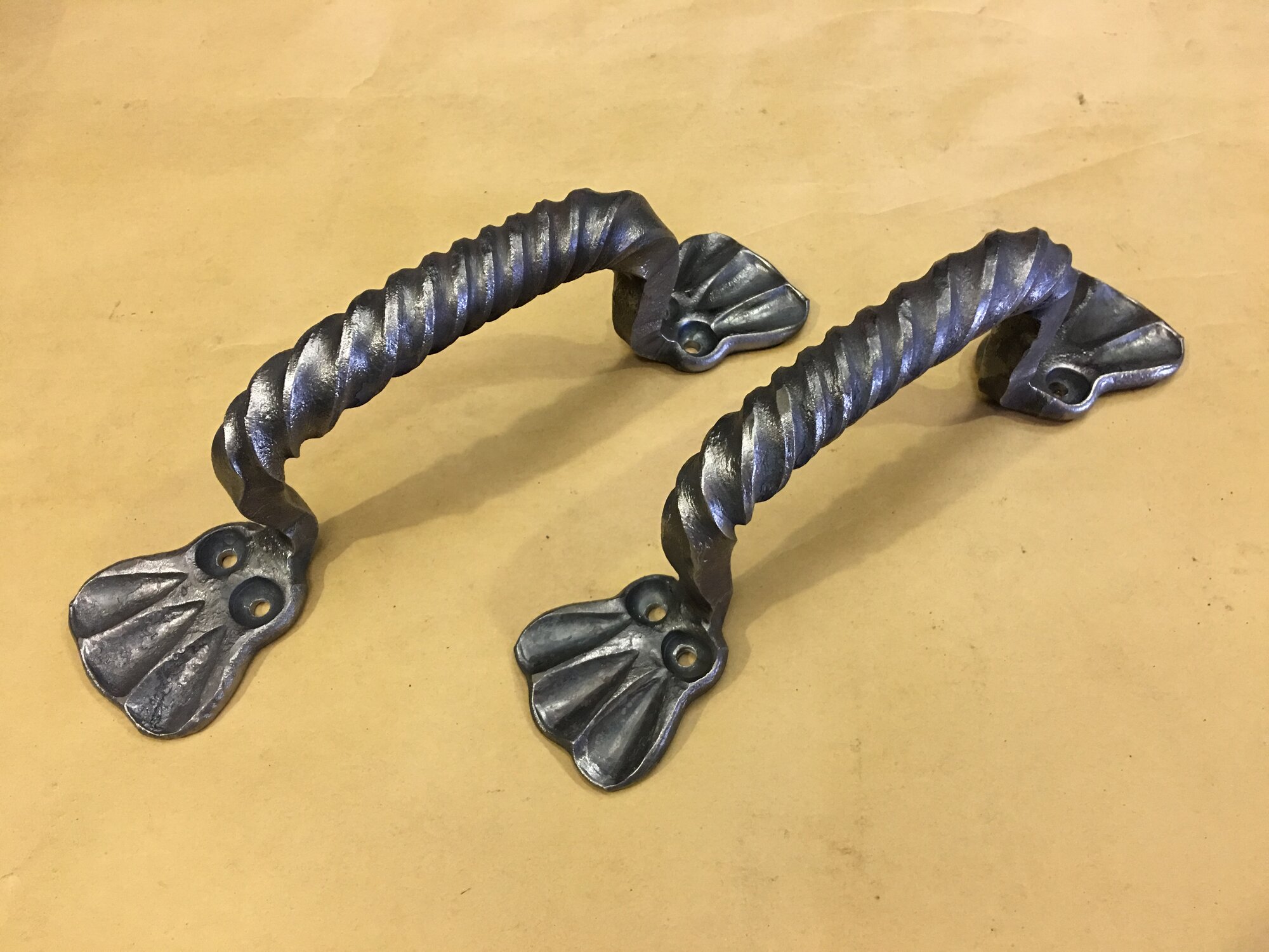 Кованая дверная ручка-скоба