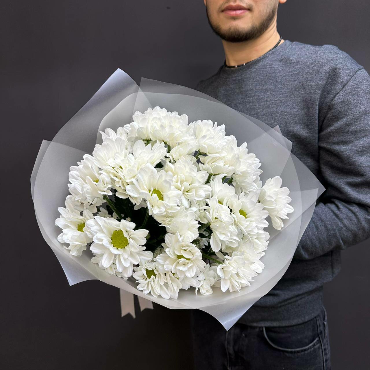 Пышный букетик комплимент из 5 кустовых хризантем 60 см WOW-Flowers