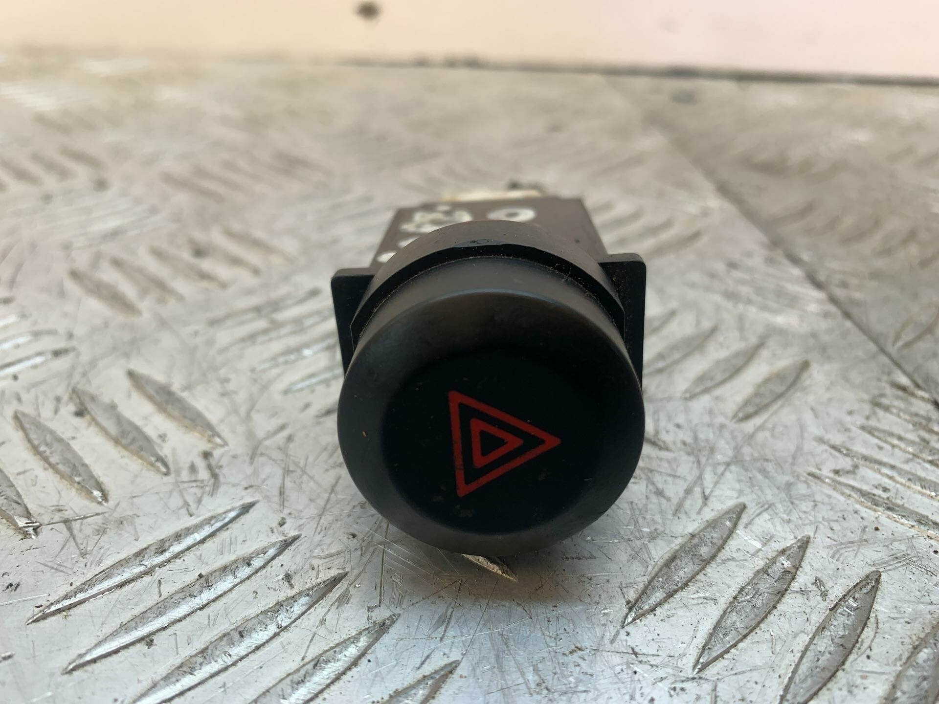 Кнопка аварийной сигнализации Kia Sorento 2004